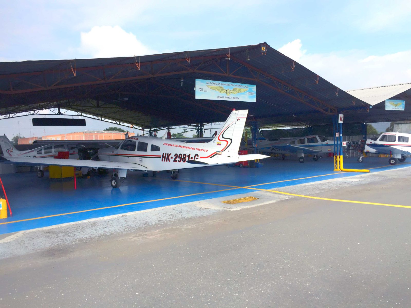 hangares - Escuela de Aviación del Pací­fico